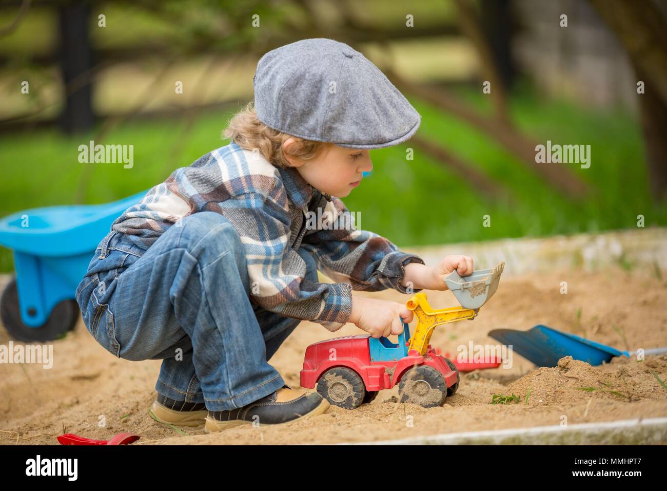 Petit boy en bac à sable. Belle blonde 4 ans garçon dans son bac à ...