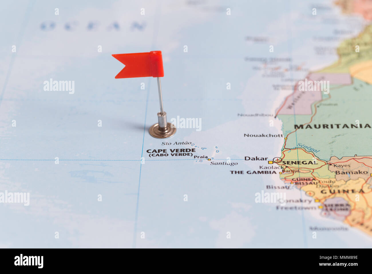 Petit drapeau rouge marquant l'Iles du Cap-Vert, la côte ouest de l ...