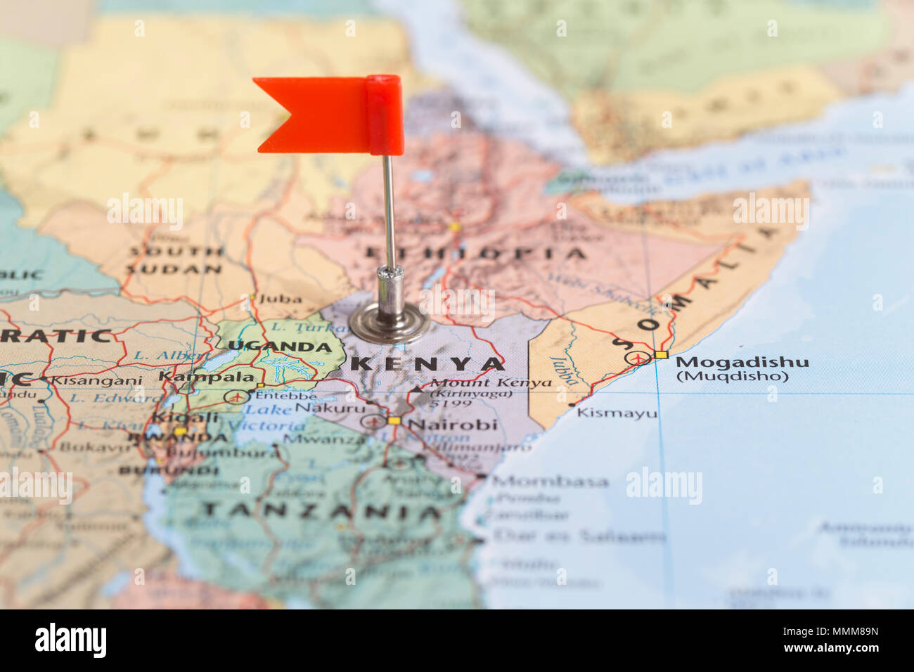 Petit drapeau rouge marquant le pays africain du Kenya sur une carte du ...