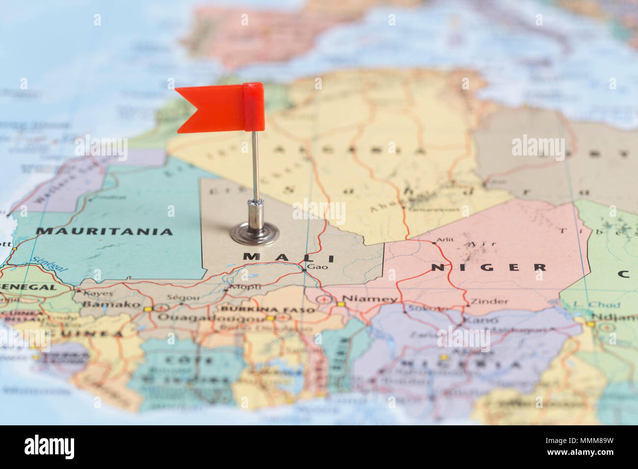 Petit drapeau rouge marquant le pays africain du Mali sur une carte du ...
