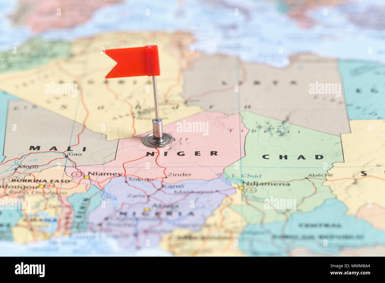 Petit drapeau rouge marquant le pays africain du Niger sur une carte du ...