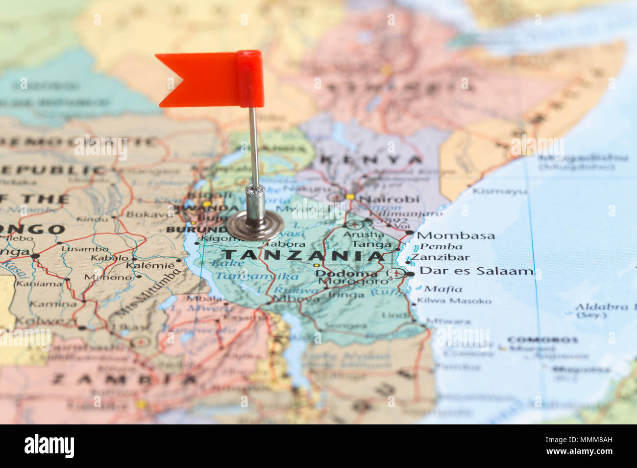 Petit drapeau rouge marquant le pays africain de Tazania sur une carte ...