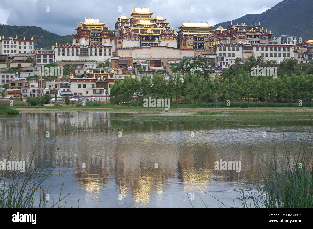 Songzanlin monastery Banque de photographies et d’images à haute ...