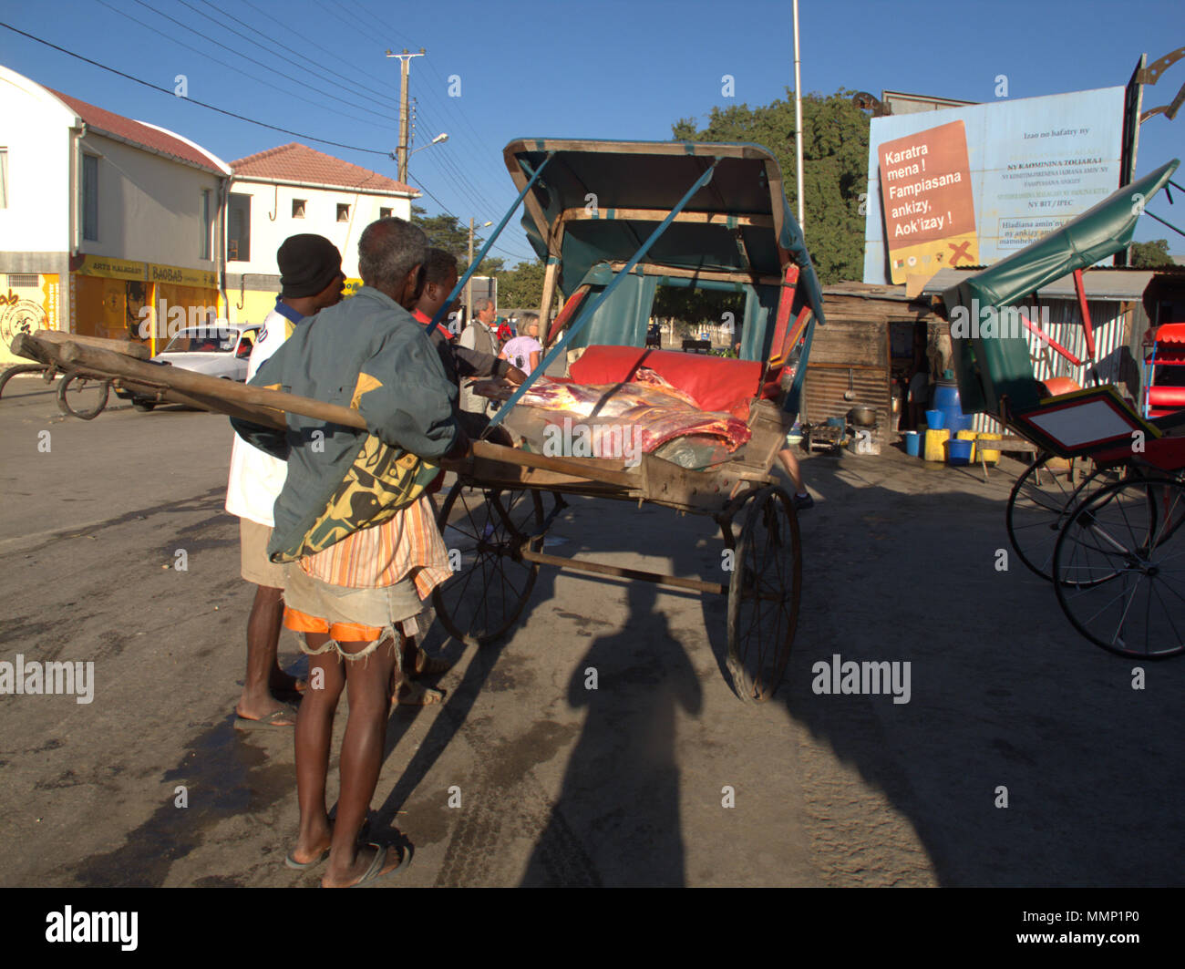 Pousse pousse driver madagascar Banque de photographies et d’images à ...