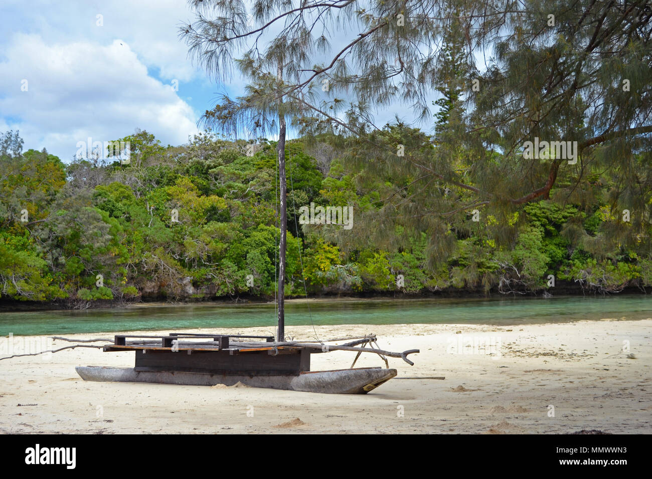 Une pirogue Kanak, bateau typique de peuple autochtone Kanak de ...