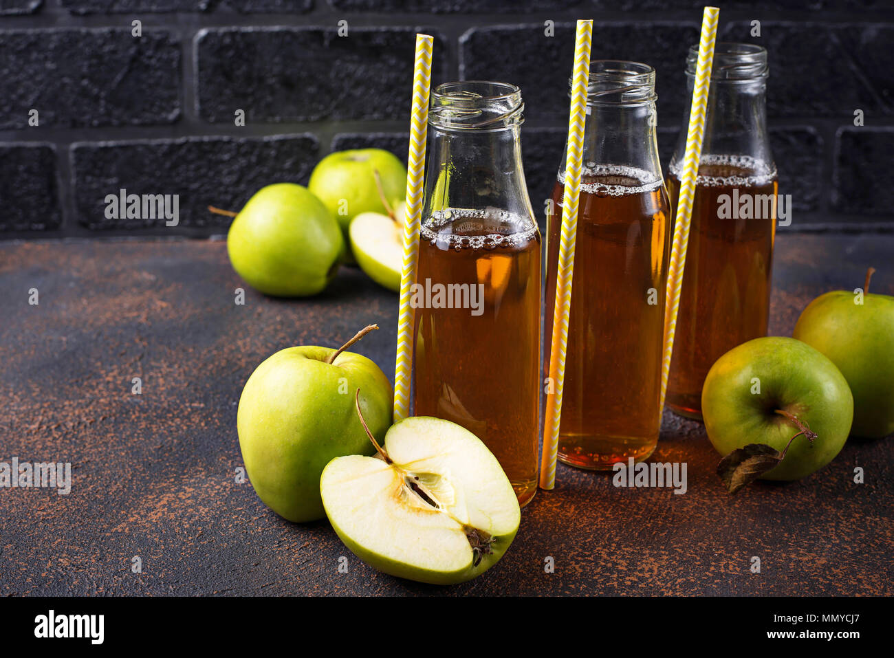 Bouteilles de jus de pomme Banque de photographies et d’images à haute ...