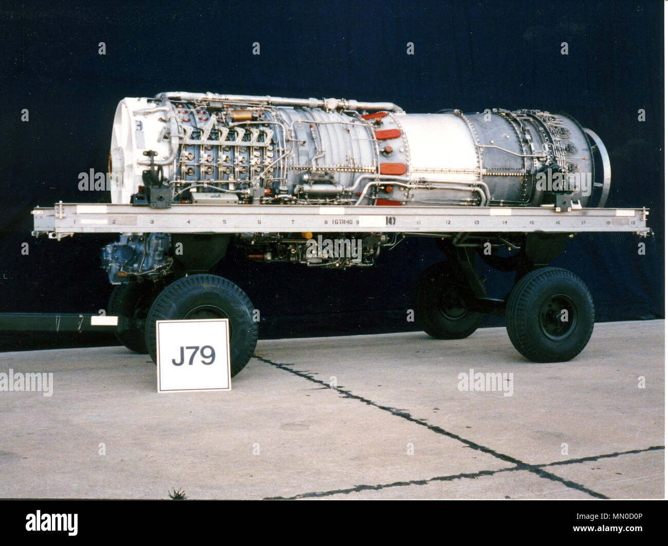 General Electric J79 turboréacteur sur chariot de transport. Le moteur est plus de 17 pieds de ...