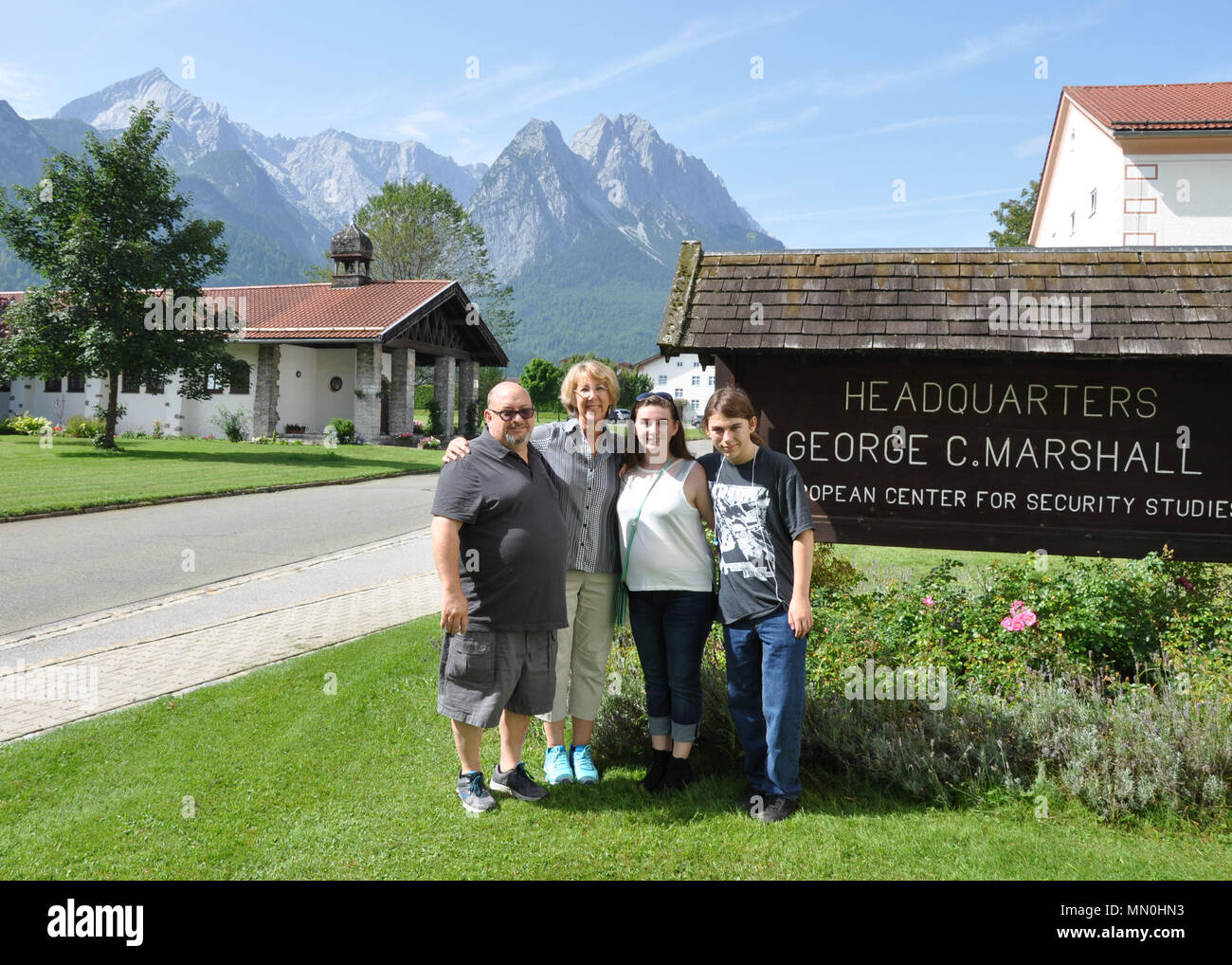 La famille du major Emory Swartz pose pour une photo au Centre européen ...