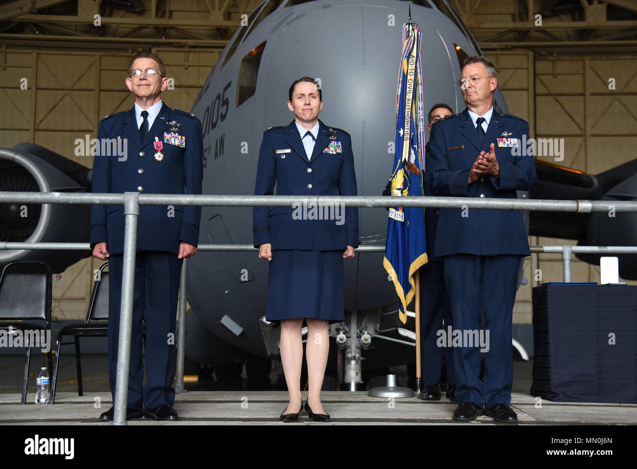 Le colonel Denise Donnell a pris le commandement de la 105e Escadre de ...