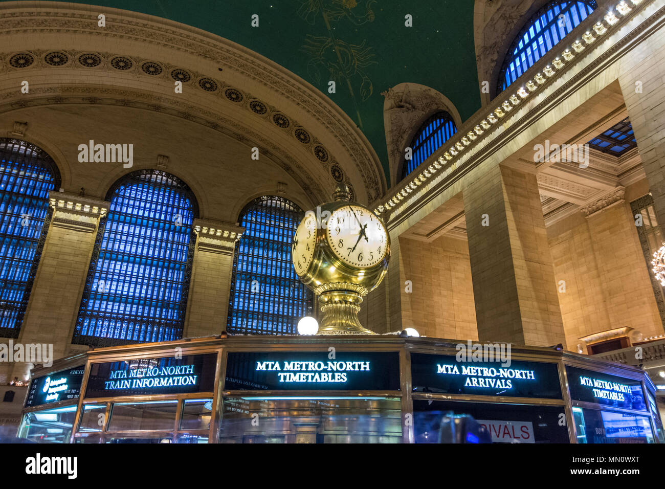 New York, États-Unis - 28 mars 2018 : La célèbre horloge dans le hall ...