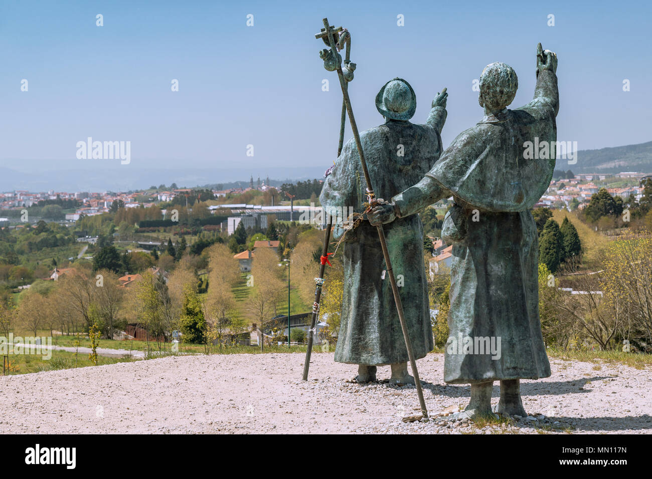 Sculpture de deux pèlerins heureux de voir Santiago de Compostela à ...