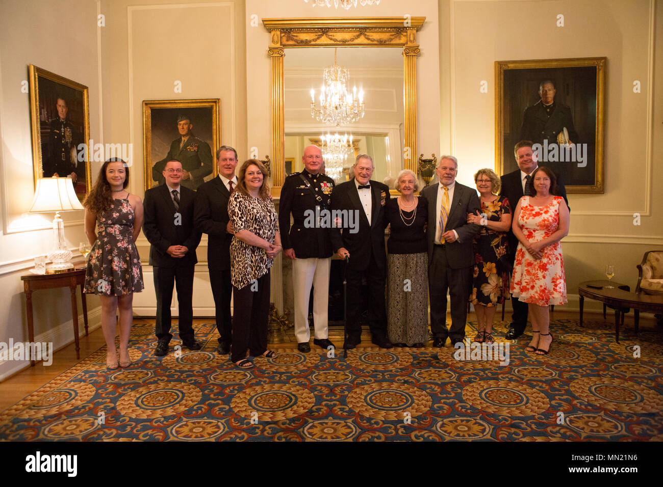 Corps des Marines américains, le général James B. Laster, directeur du ...