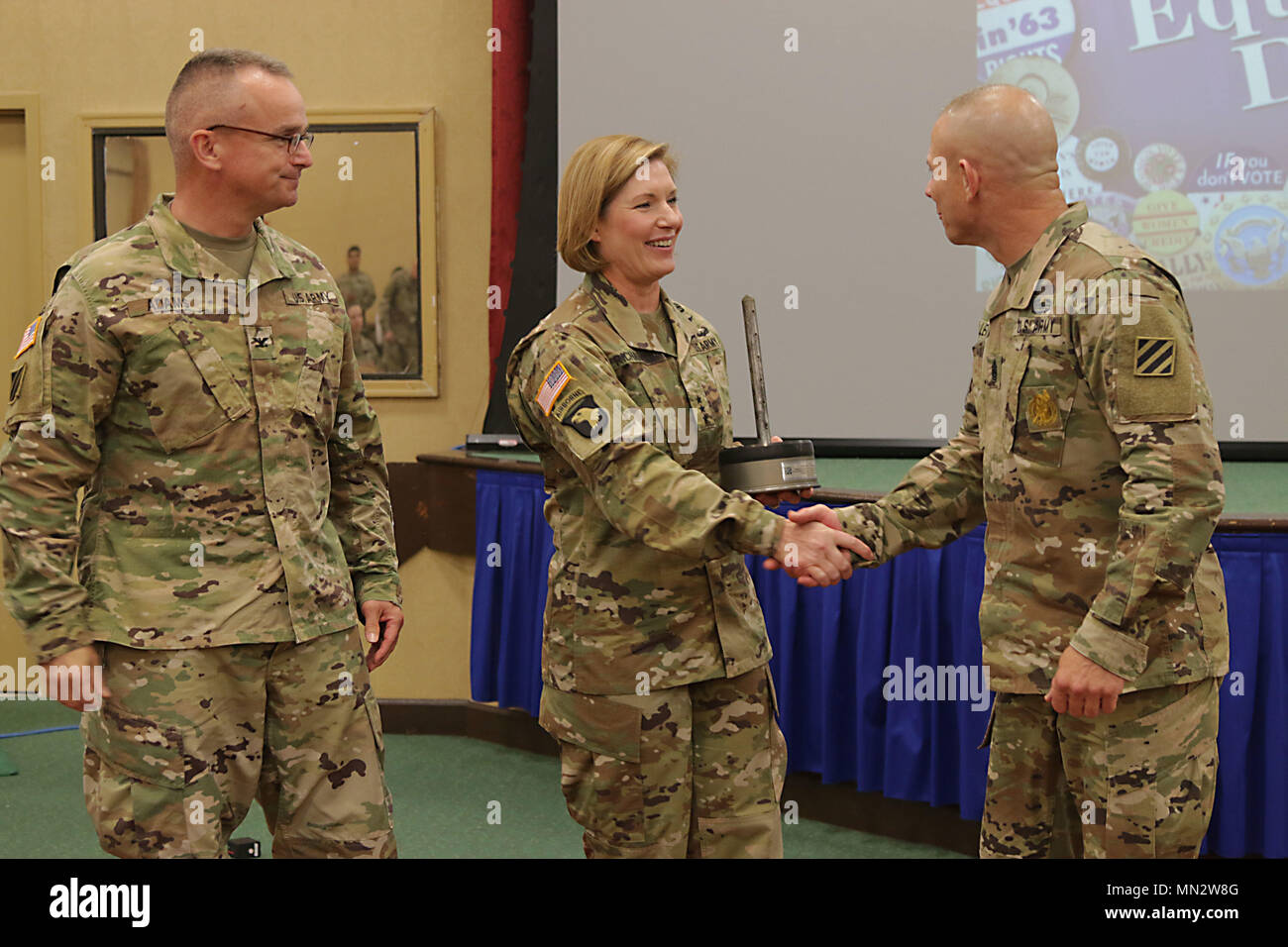 Le colonel Mike Adams, 1e Brigade Combat Team, commandant de la 3ème ...
