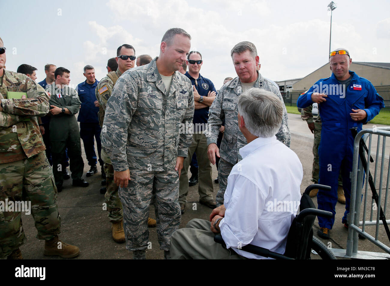 Texas Gov. Greg Abbott et le Texas Sen. Ted Cruz a pris le temps de remercier les membres ...
