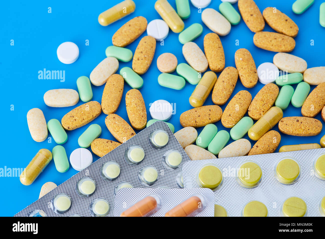 Comprimés et gélules. Pile de gélules blanches et redish comprimés ...