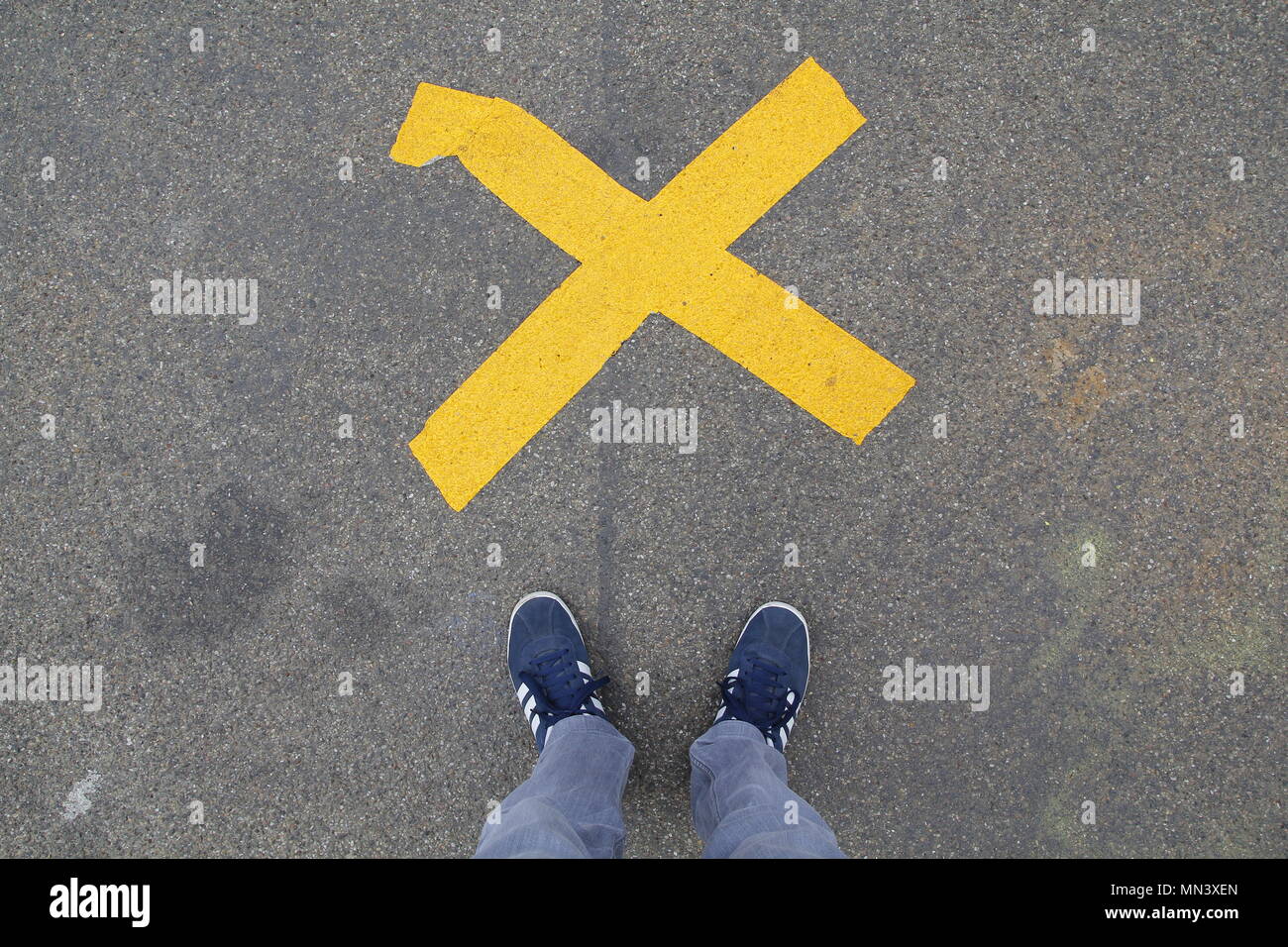 Croix jaune Banque de photographies et d’images à haute résolution - Alamy