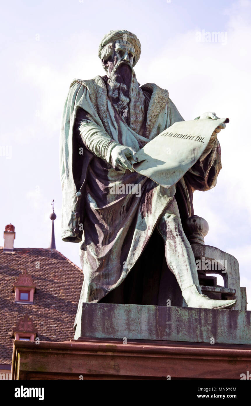 Statue en bronze de Johannes Gutenberg tenant une bible ouverte à la ...