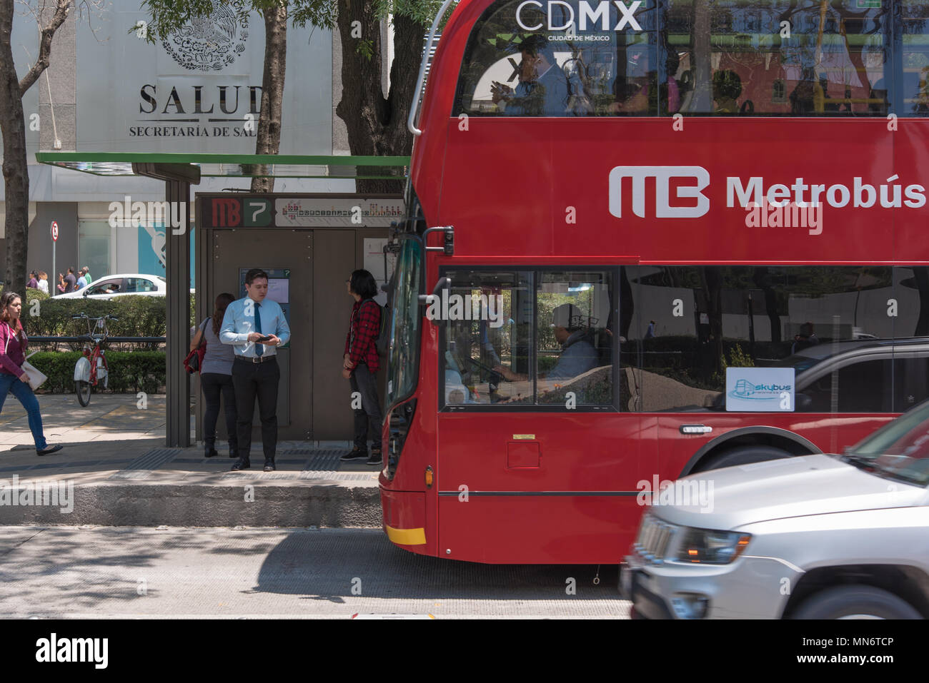 Un bus à double étage Metrobús arrive à un arrêt à Paseo de la Reforma ...