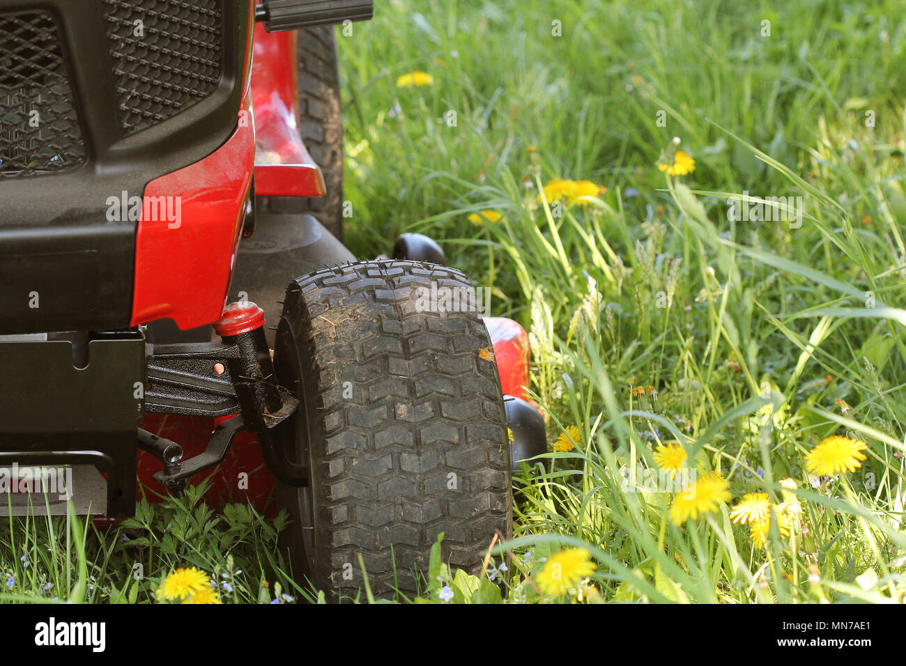 Couper le gazon de sur un tracteur tondeuse Photo Stock - Alamy