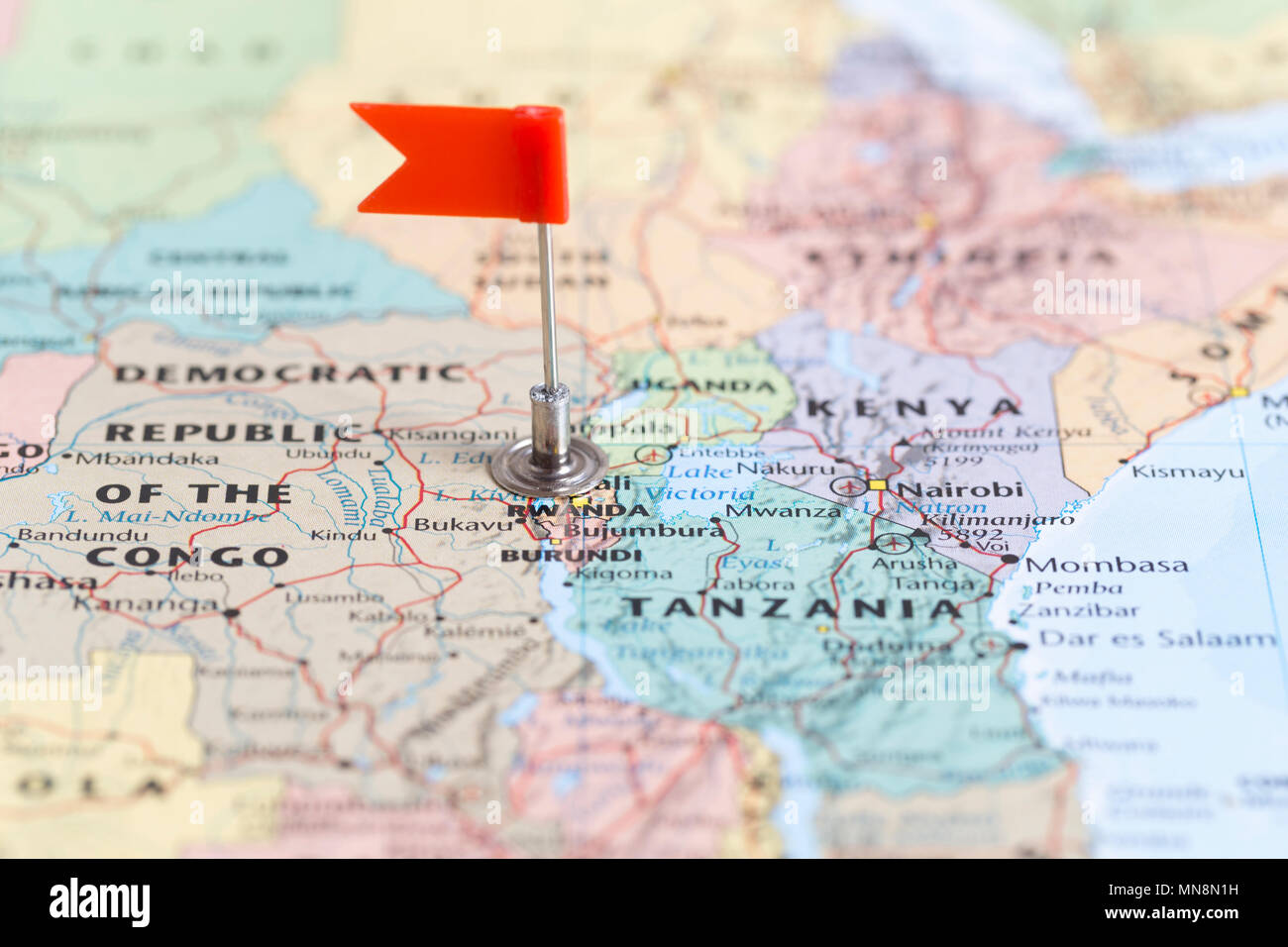 Petit drapeau rouge marquant le pays africain du Rwanda sur une carte ...