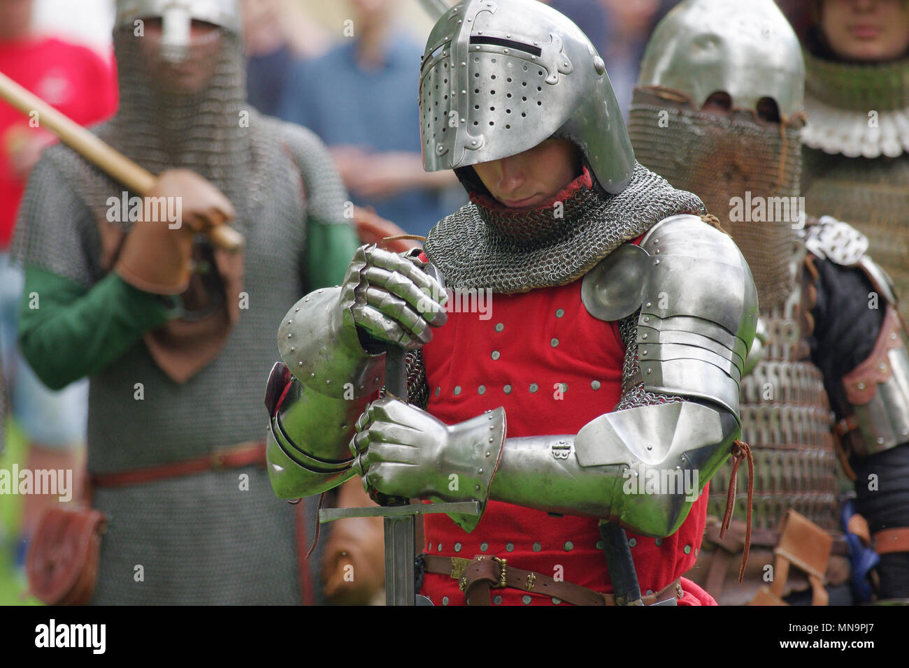 Knight holding sword Banque de photographies et d’images à haute ...