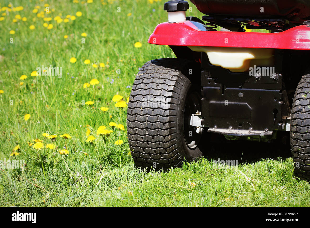 Couper le gazon de sur un tracteur tondeuse Photo Stock - Alamy