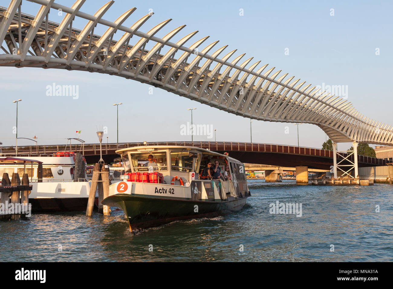 No:2 le vaporetto (bateau-bus) sur le Grand Canal qui passe sous les ...