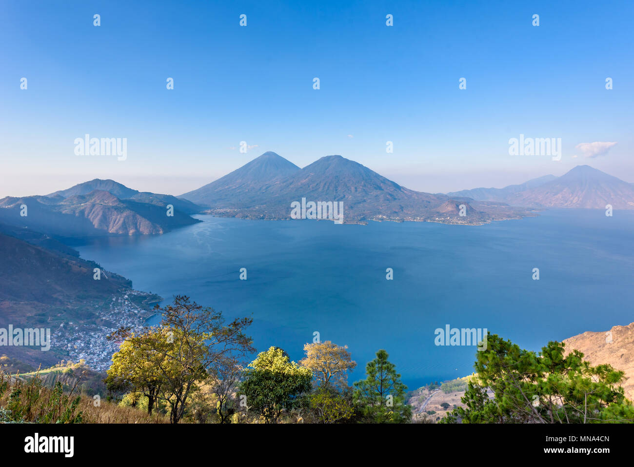 Lac atitlan guatemala Banque de photographies et d’images à haute ...