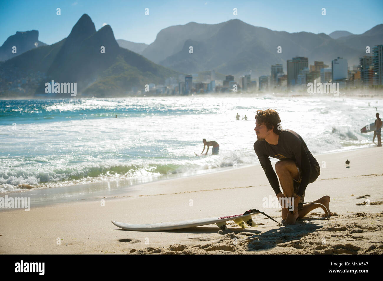 RIO DE JANEIRO - Mars 20, 2017 : surfer sur la plage avant d'aller dans ...