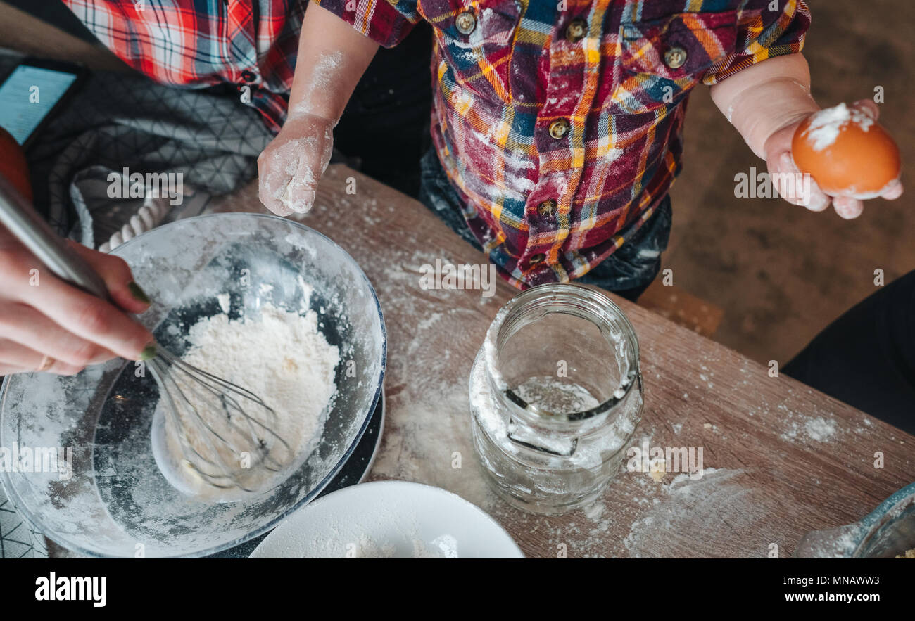 Enfant aide sa maman dans la cuisine Banque de photographies et d ...