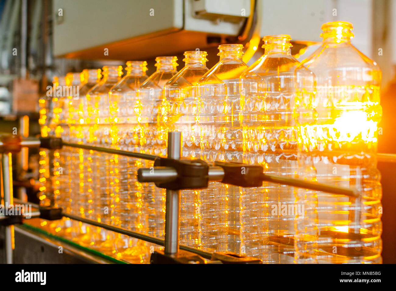 Bouteille. La production industrielle des bouteilles plastique en PET. Ligne d'usine de ...