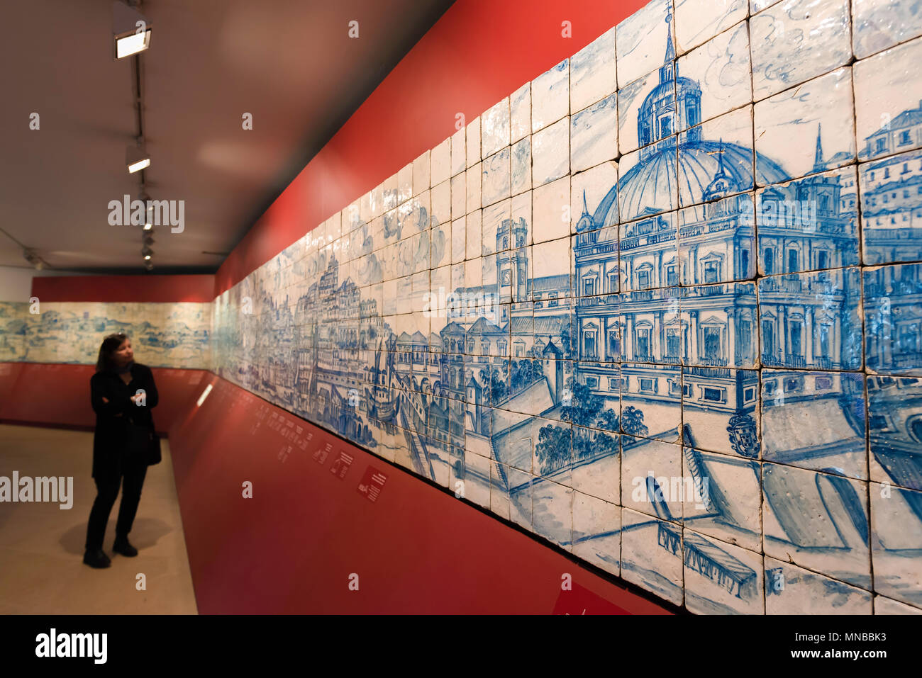 Portugal tile museum, un visiteur du Museu Nacional do Azulejo views un ...