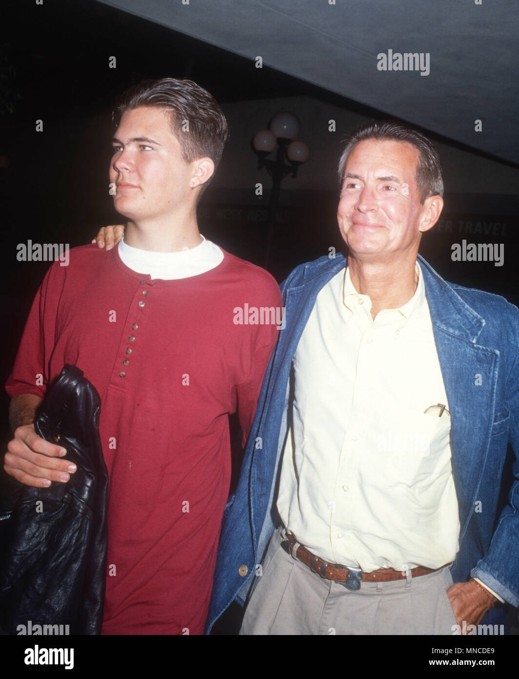 LOS ANGELES, CA - le 10 septembre : (L-R) Acteur Oz Perkins et père de ...