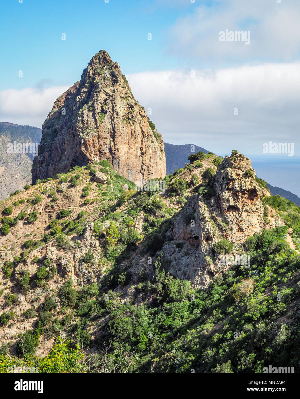 Roque el Cano un bouchon volcanique de basalte qui domine la petite ...