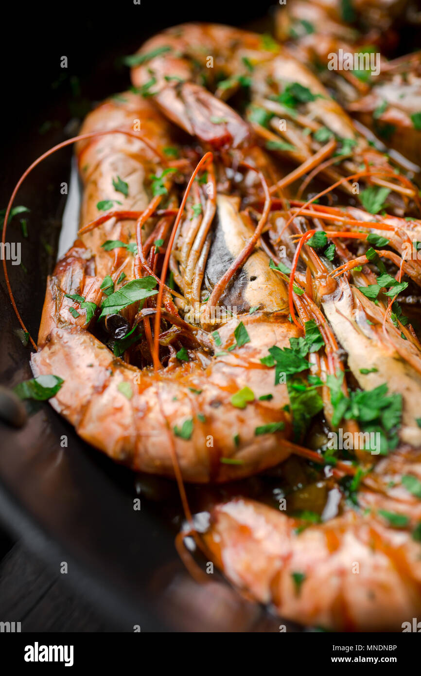 Poêlée de Crevettes Tiger dans une casserole. Recette classique ...