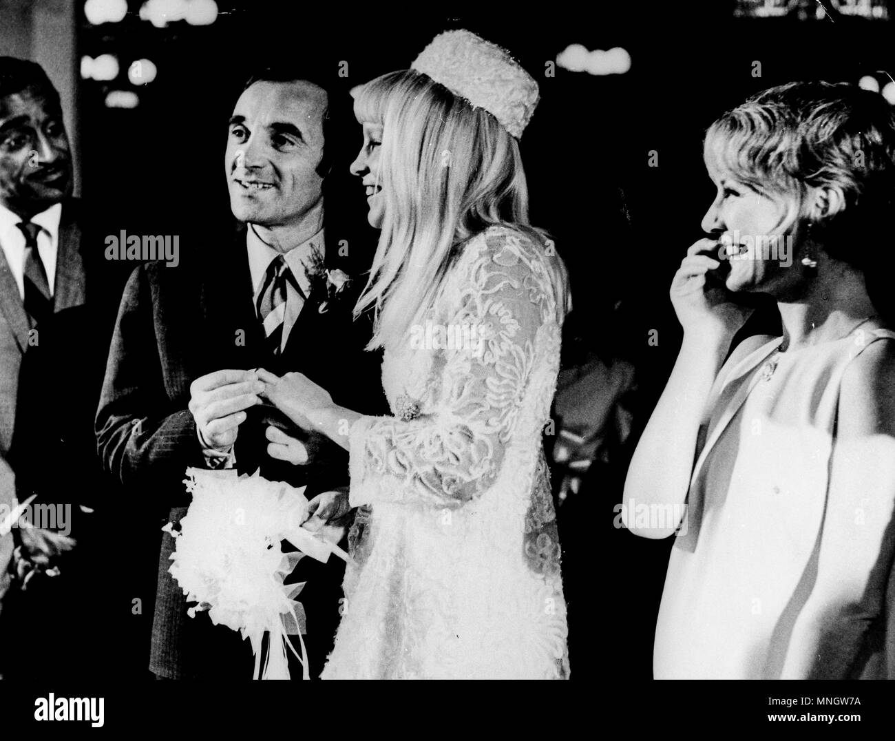 Charles aznavour ulla thorsell Banque d'images noir et blanc - Alamy