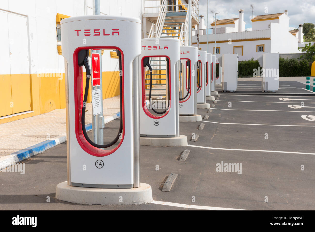 Détails d'un compresseur électrique Tesla stand à une station d'essence ...
