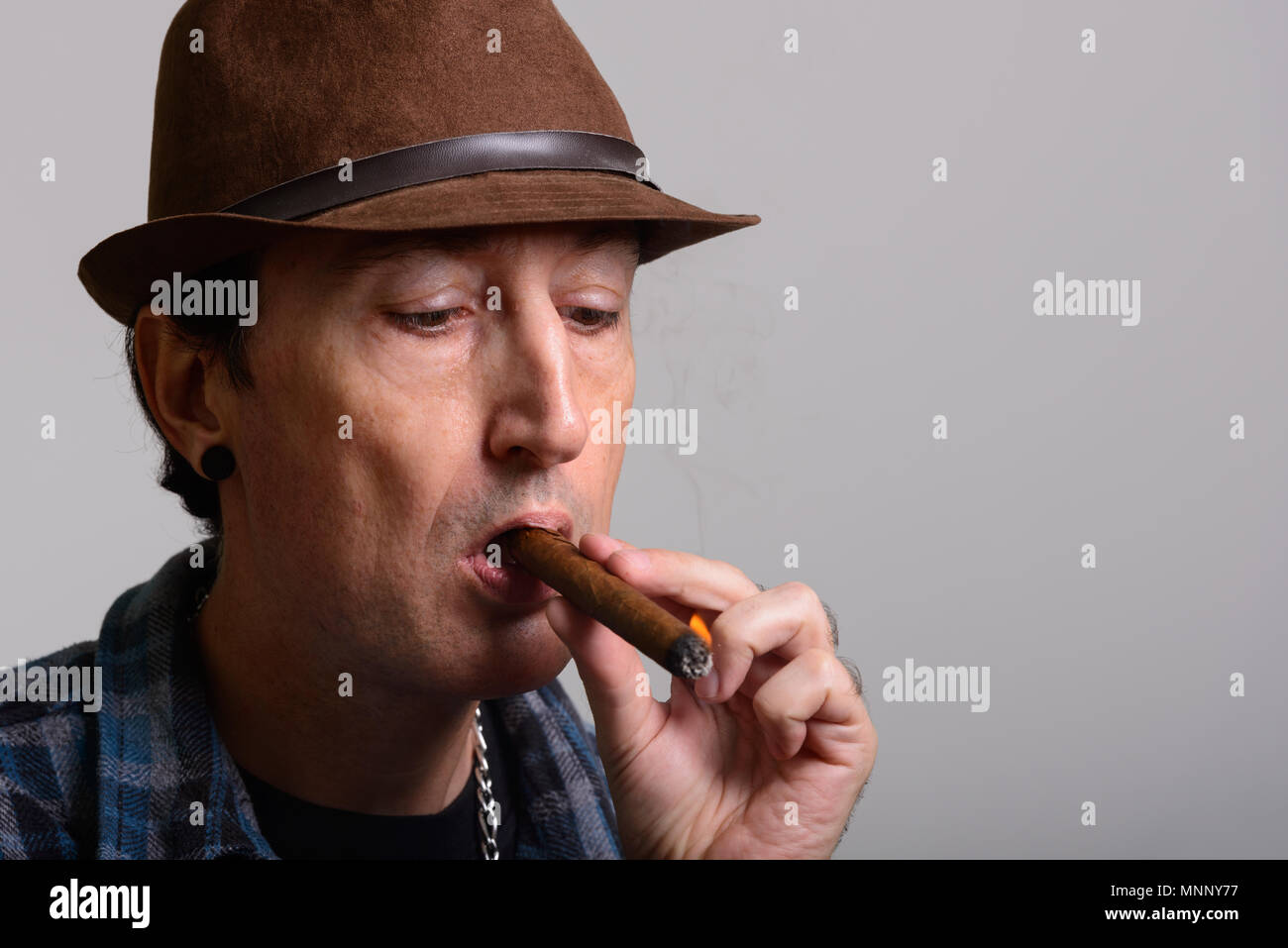 Homme fumeur Banque de photographies et d’images à haute résolution - Alamy
