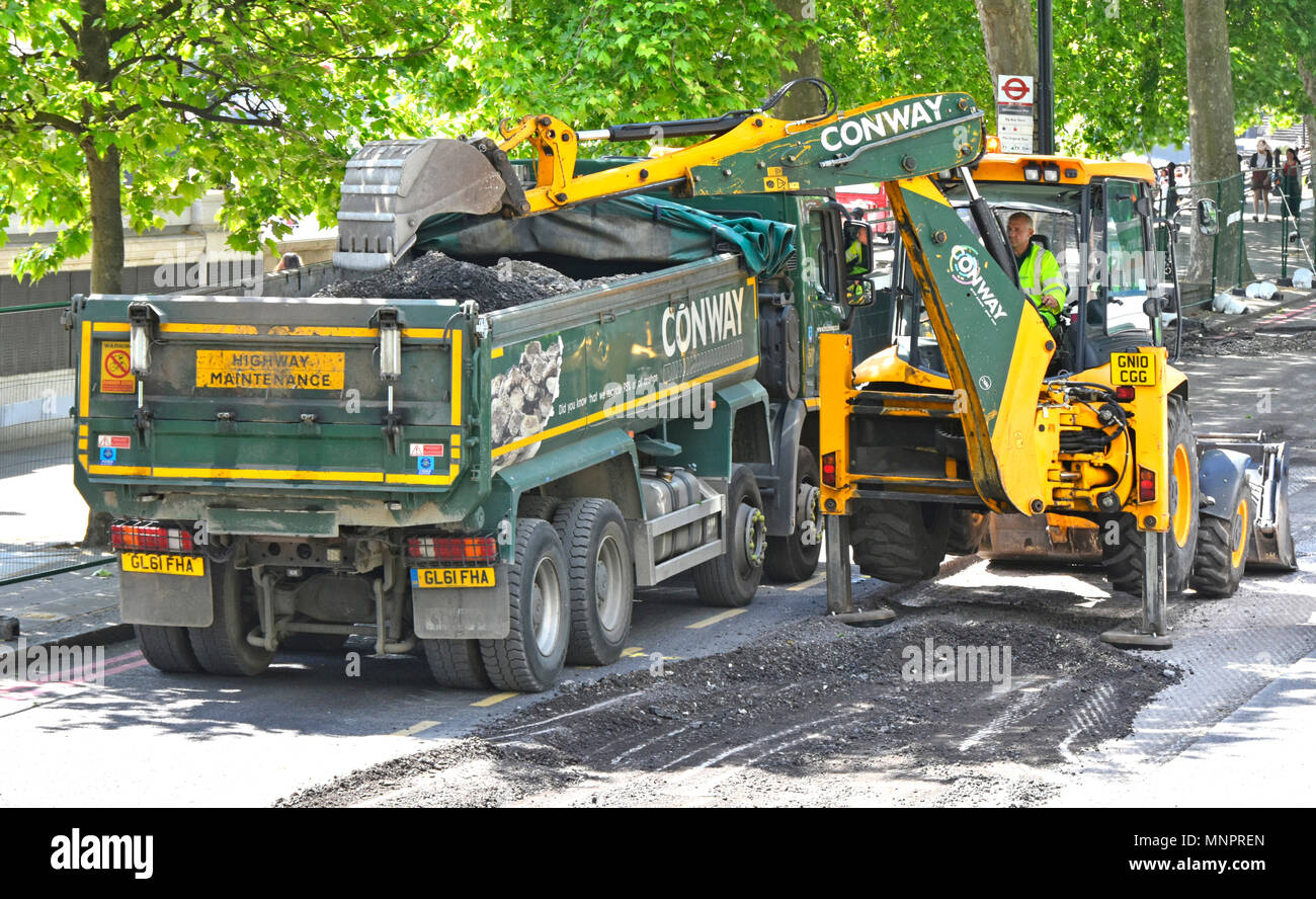 Scène de rue à Londres pour excavatrice hydraulique machine digger ...