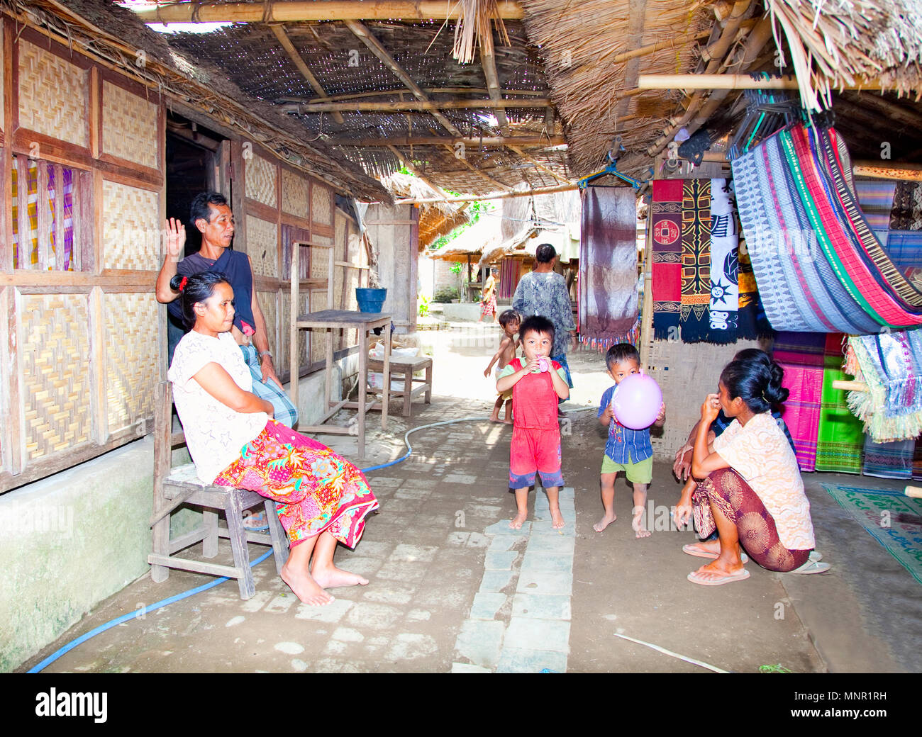 LOMBOK, INDONÉSIE - 14 février : non identifié dans la famille Sasak ...
