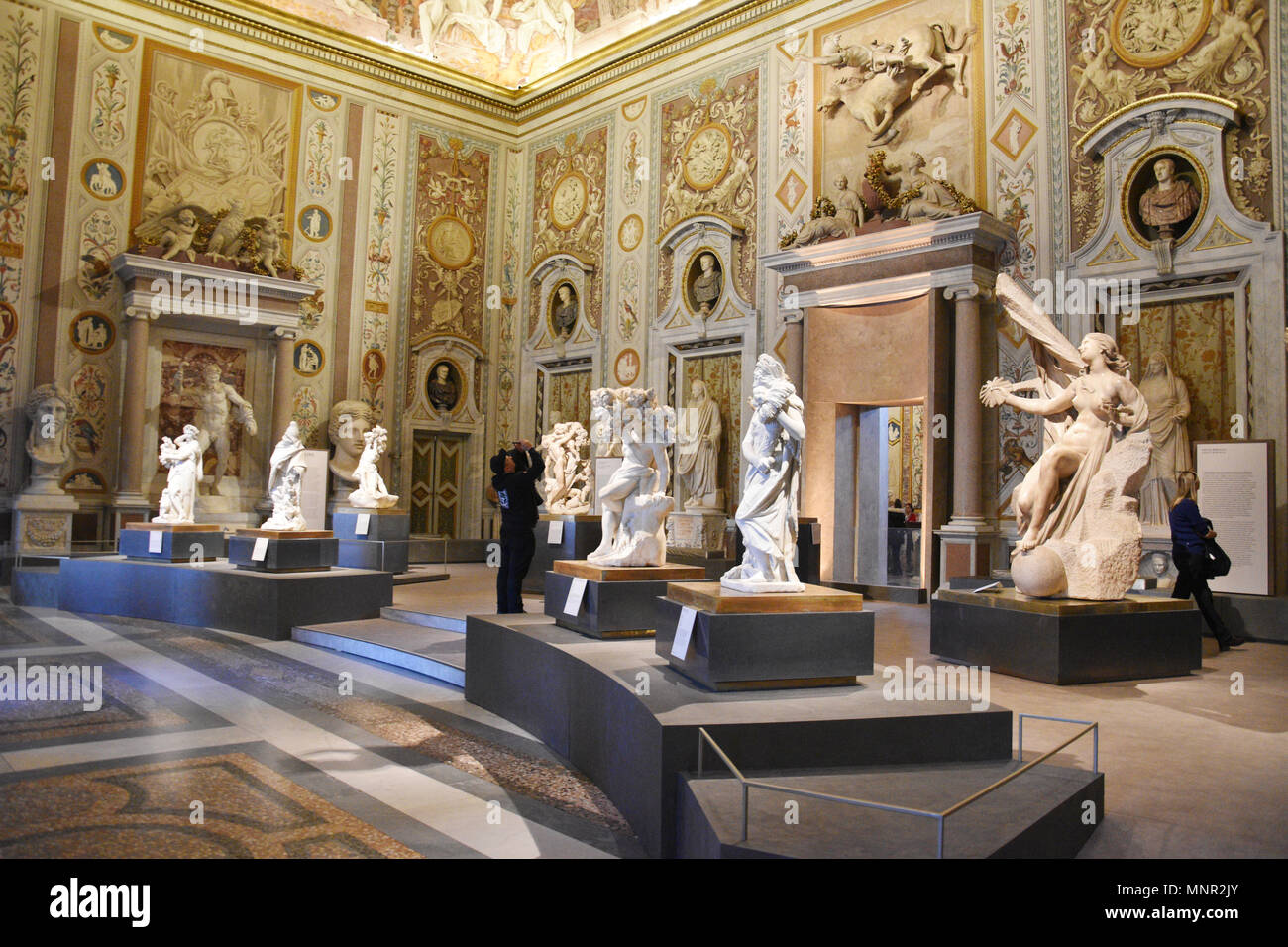 Sculptures dans le hall d'entrée à la Galleria Borghese (Galerie ...