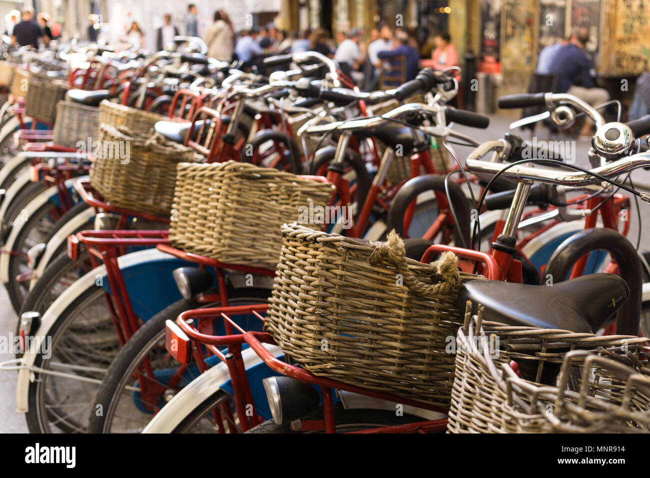 Paris panier france Banque de photographies et d’images à haute ...