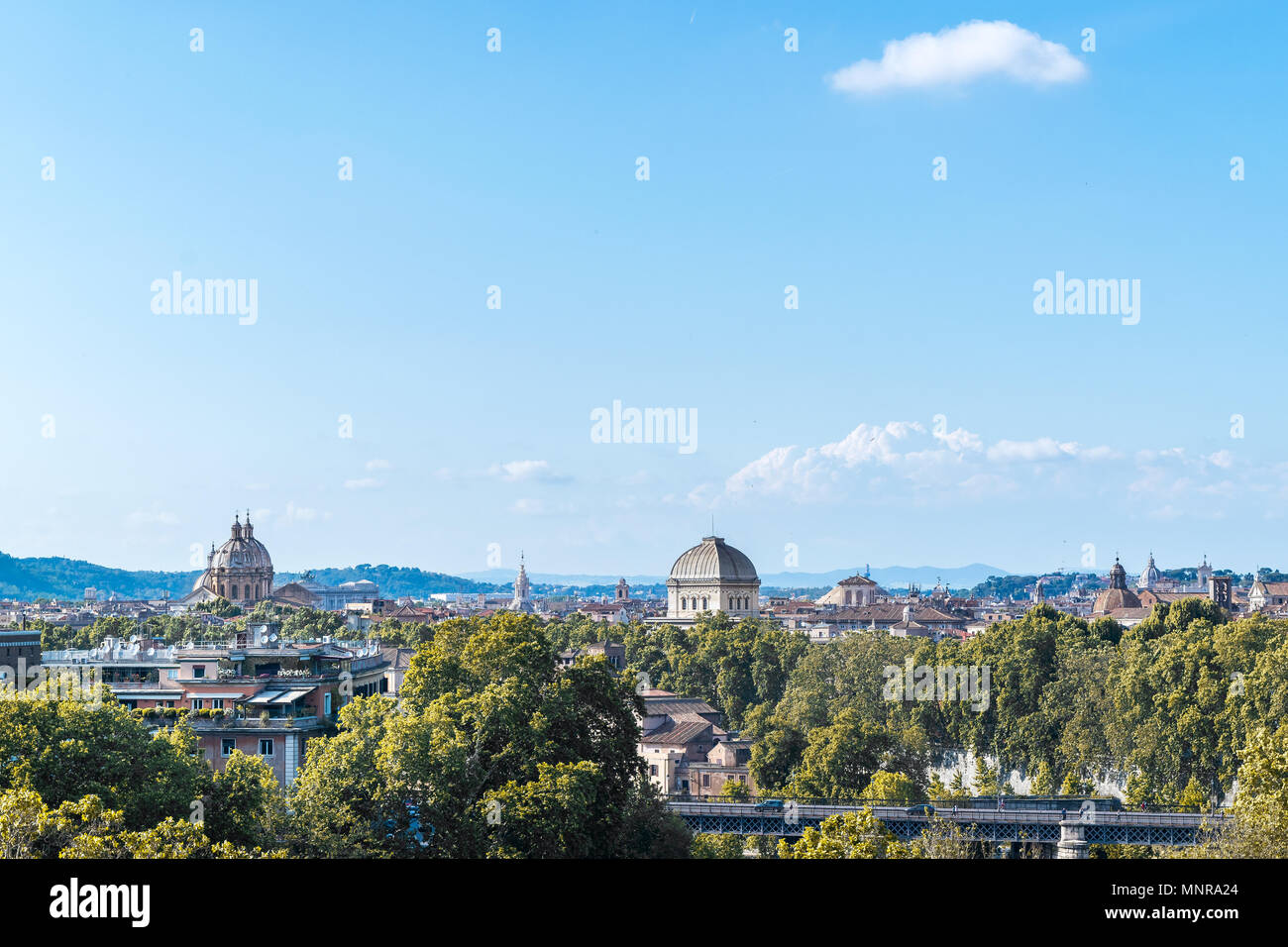 Panorama de la ville de Rome avec les toits de la ville et le dôme de ...