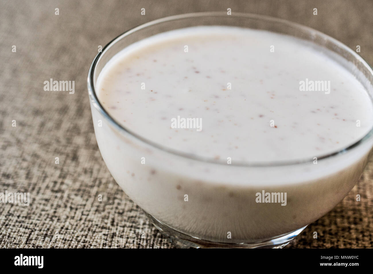 Le kéfir de lait probiotique bio avec les graines de lin dans un bol en ...
