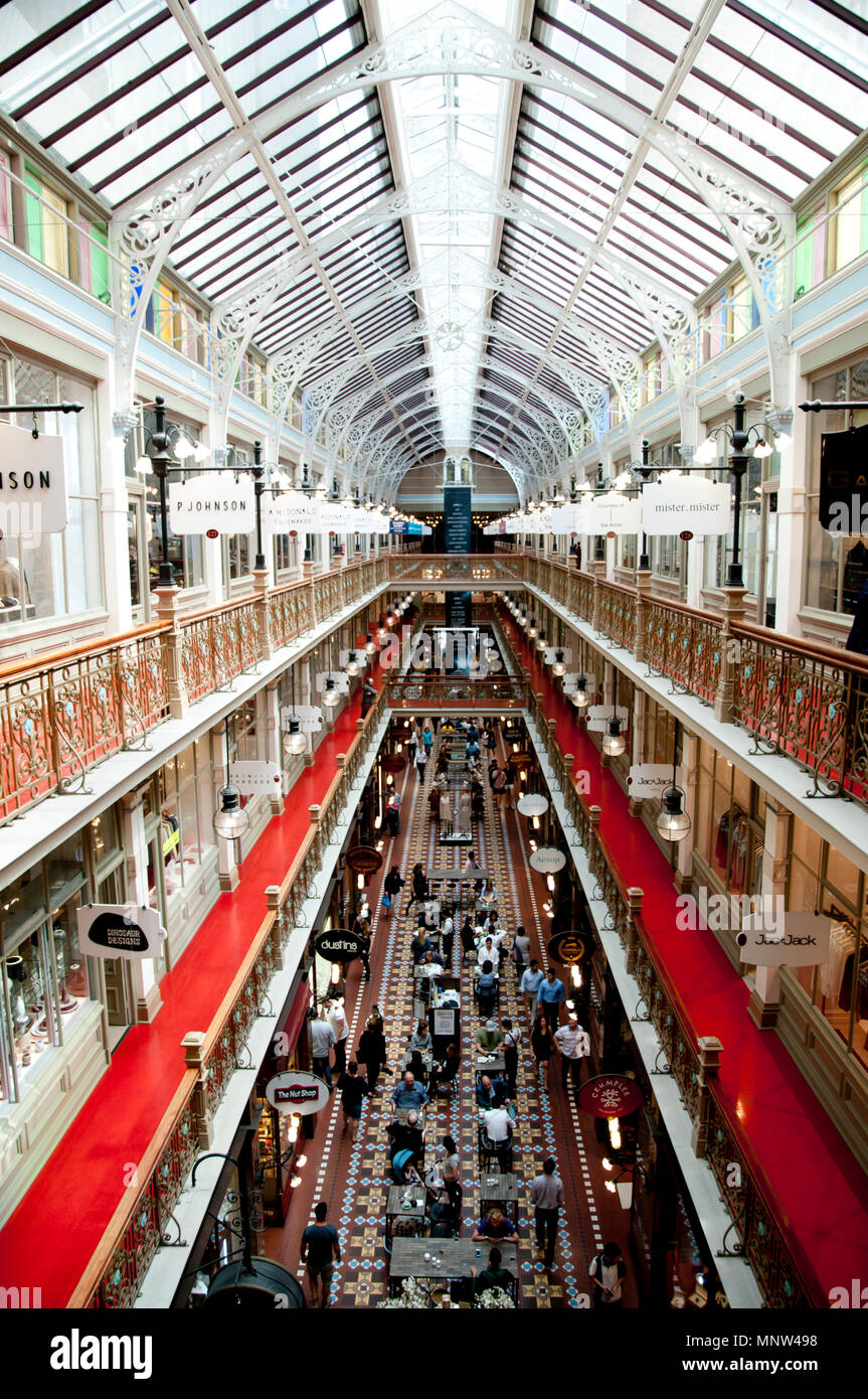 People shopping inside old arcade mall Banque de photographies et d ...