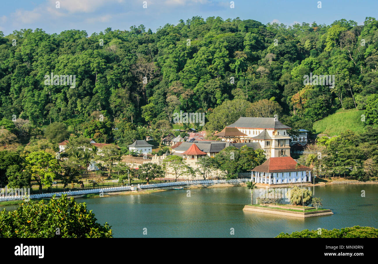 Vue paysage à travers le lac de Kandy, Kandy, Sri Lanka Photo Stock - Alamy