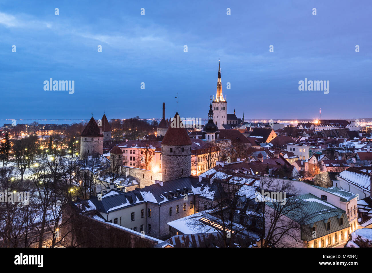 Le crépuscule au cours de la vieille ville de Tallinn paysage urbain ...