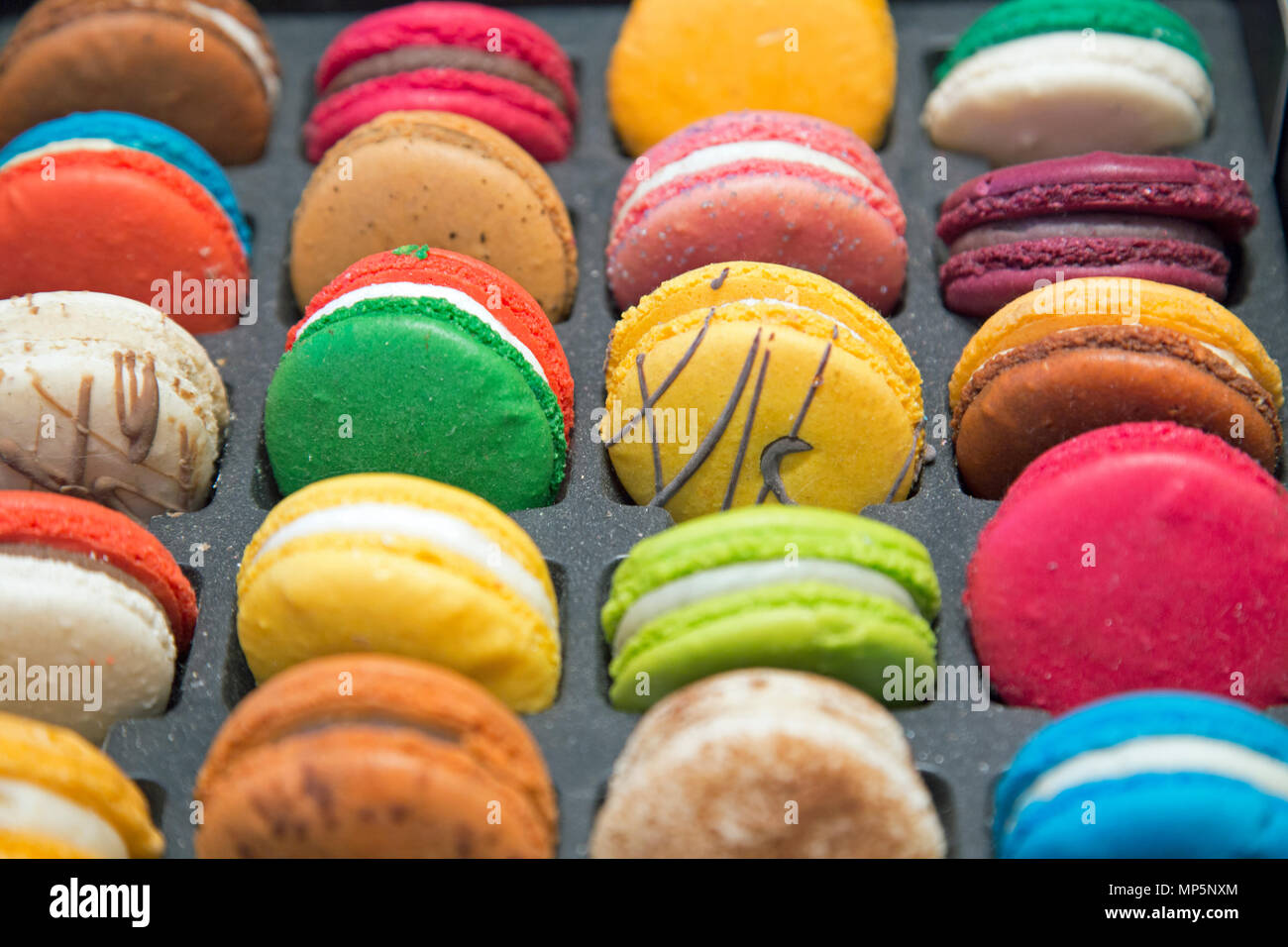 Macarons colorés shot close up au format paysage Photo Stock - Alamy