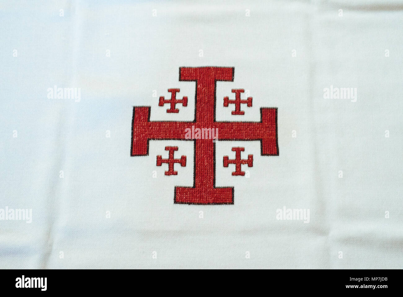 Cirée avec croix rouge des croisés symbole chrétien Photo Stock - Alamy