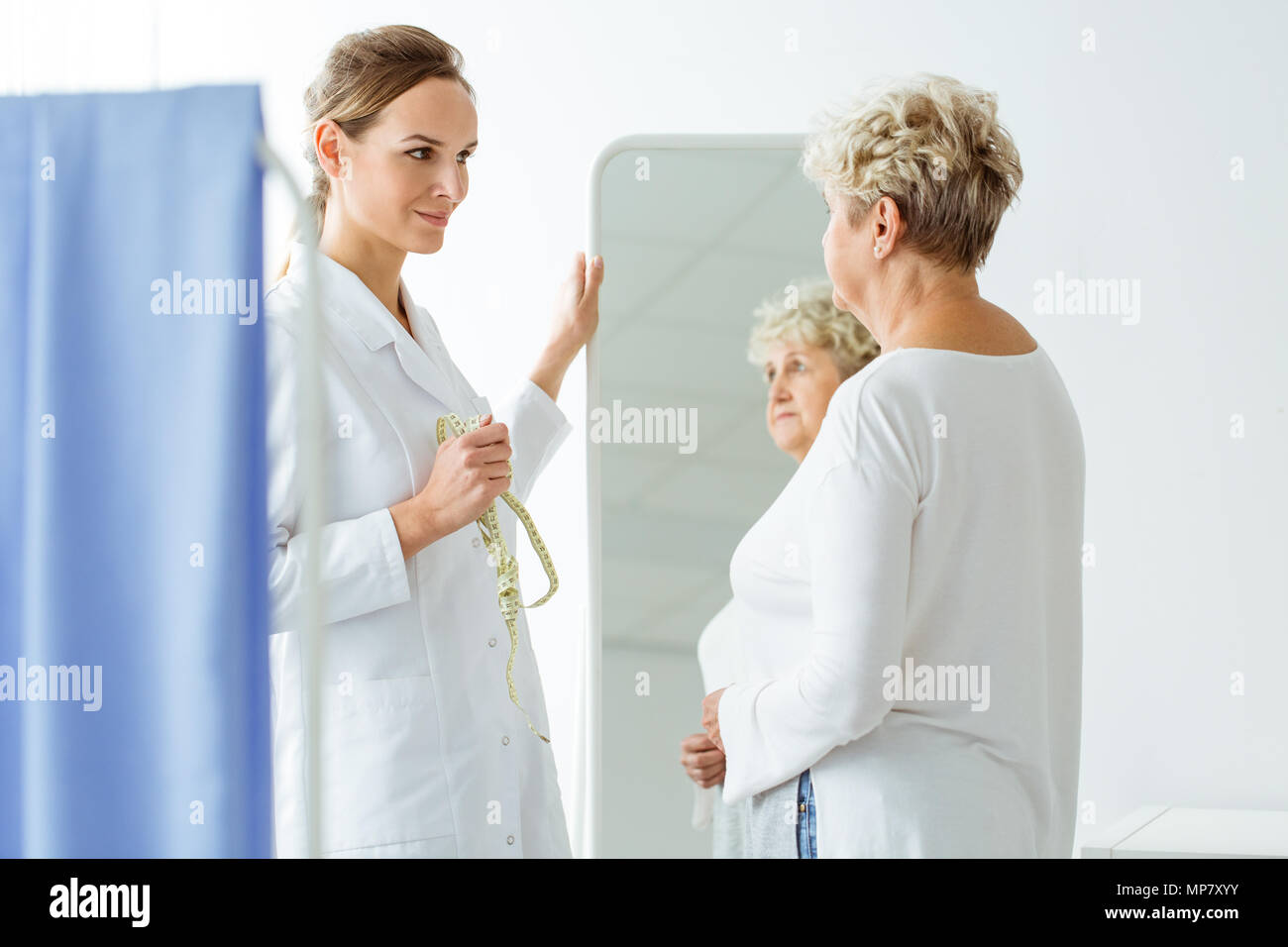 Femme debout devant un miroir Banque de photographies et d’images à haute résolution - Alamy